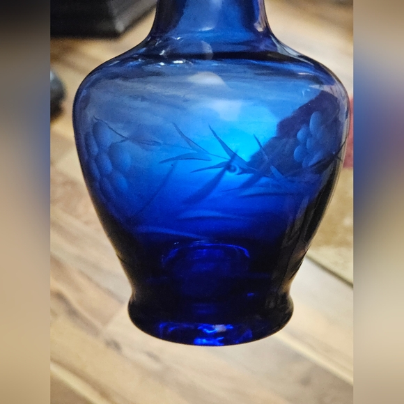 Accents | Vintage Inarco Elegant Blue Glass Vase With White Floral ...